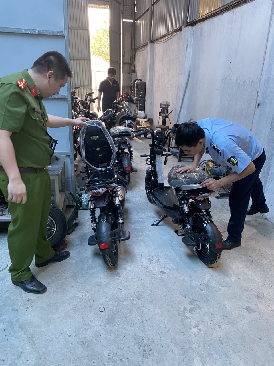 Đội QLTT số 4 kiểm soát thị trường kinh doanh xe đạp điện, xe máy điện trên địa bàn thị xã Mỹ ...