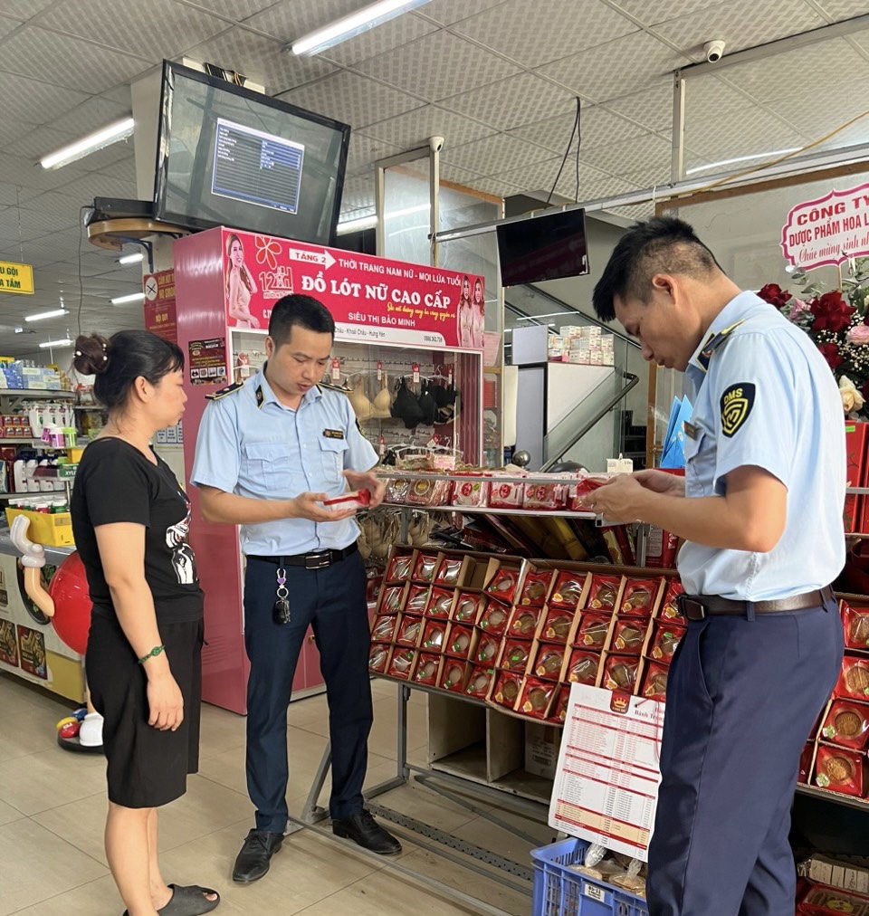 Cục QLTT Hưng Yên: Khuyết cáo người dân cần cảnh giác với bánh trung thu kém chất lượng, không ...