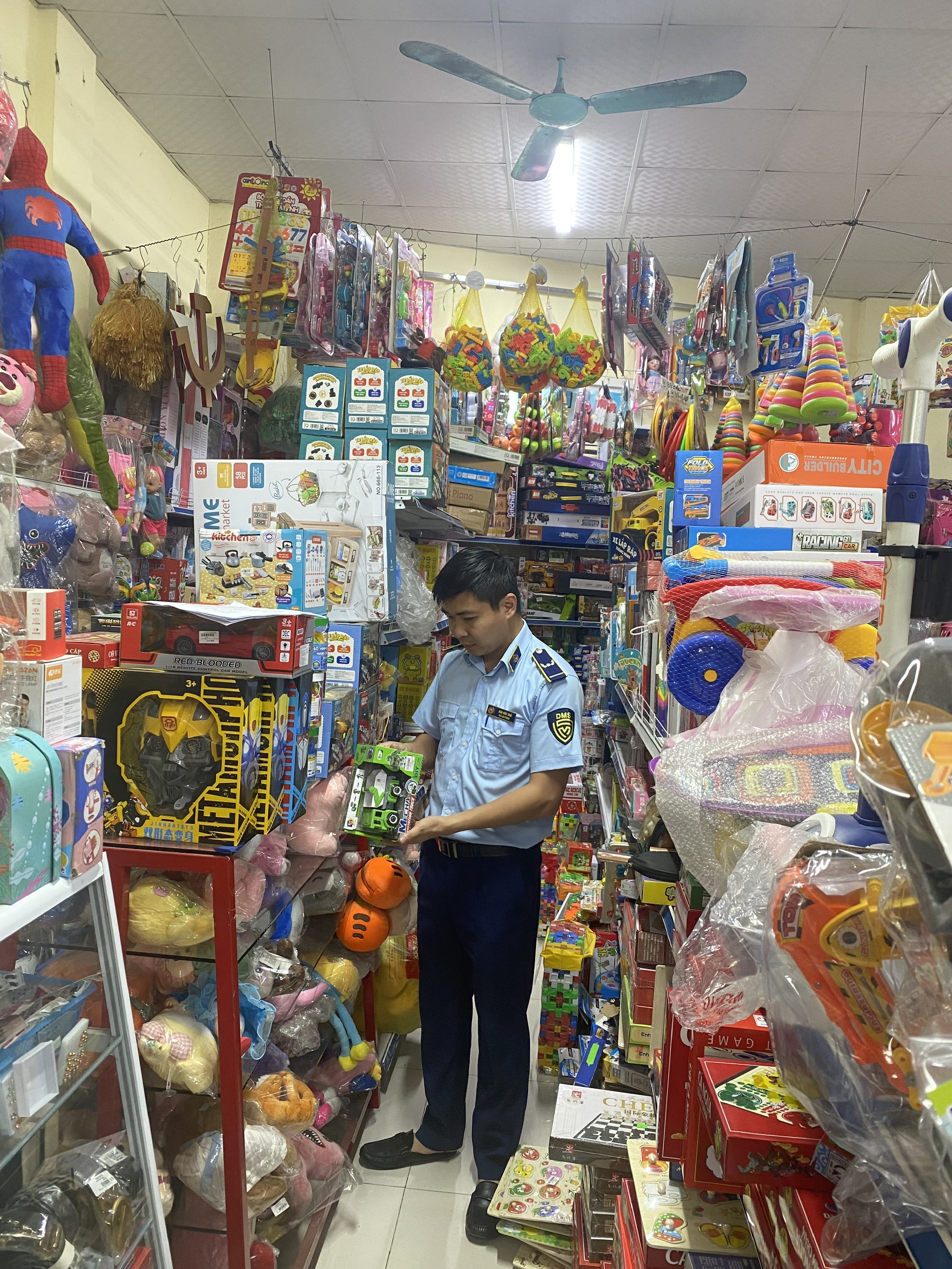 Đội QLTT số 1 xử lý hộ kinh doanh hàng hóa là đồ chơi trẻ em phải có dấu hợp quy nhưng không có ...